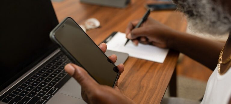 Atrás ou atraz: qual o certo - TCC Pronto